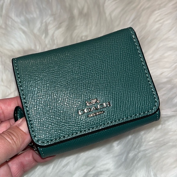 Coach | Bags | Nwot Coach Small Evergreen Crossgrain Leather Trifold ...